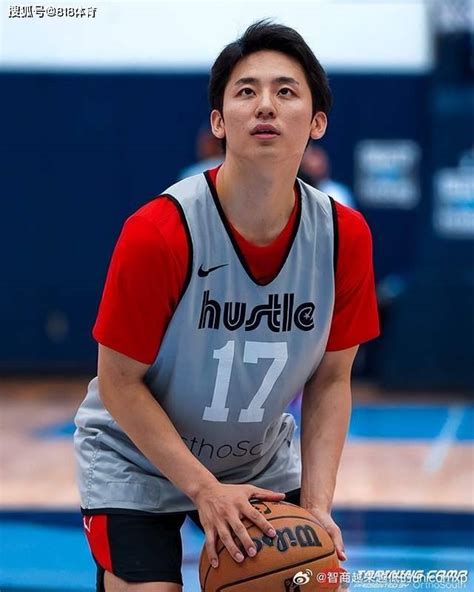 亚洲之光崔永熙河村勇辉赛前握手致意1米73河村小鸟依人2米小崔cbanba灰熊