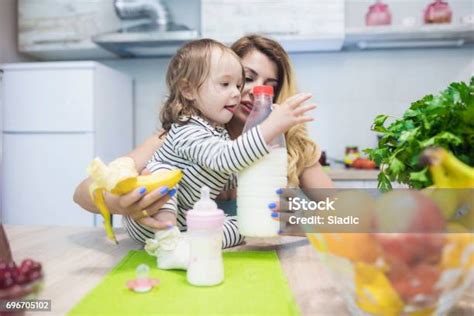 건강 한 식사를 준비 하는 아기 여자와 아름 다운 젊은 어머니 2명에 대한 스톡 사진 및 기타 이미지 2명 가정 생활