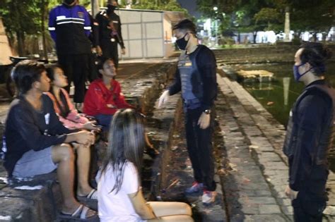 2 Gadis Cantik Ditangkap Saat Pesta Miras Dengan 4 Remaja Pria