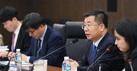 싱가포르 난양공대 총장과 면담하는 강경성 차관