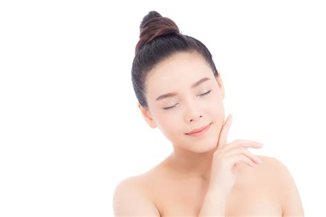 화장품 여자 손 터치 뺨과 미소 매력적인 아름 다운 여자 아시아 메이크업의 완벽 한 아름다움의 웰빙 피부 건강 관리 개념으로