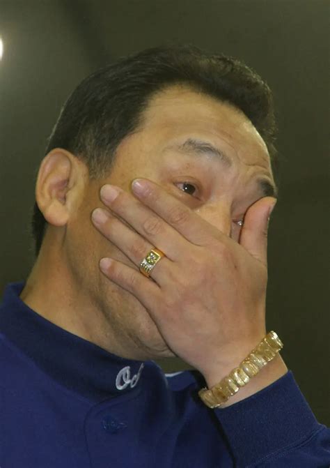延長12回の激闘を制し、2年ぶり7度目のリーグ優勝を決めた中日の落合博満監督が、インタビュー中に涙を浮かべる（撮影・岩崎哲也） スポニチ