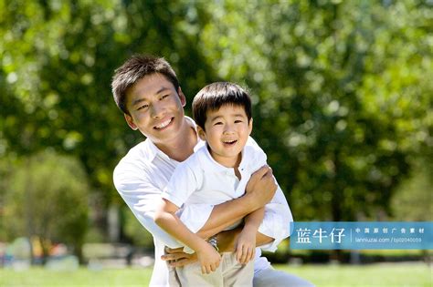 父亲和儿子一起嬉戏 蓝牛仔影像 中国原创广告影像素材