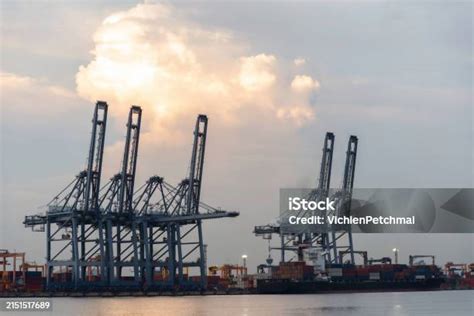 物流輸送海上貨物貨物船 工業団地の深海港の貨物コンテナ 世界中の輸出入 アジア大陸のストックフォトや画像を多数ご用意 アジア大陸