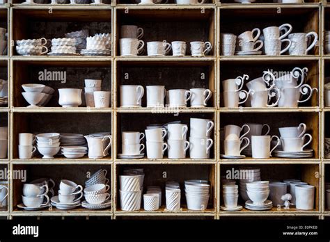 Handgemachte Keramik vom Designer Astier de Parteigänger auf dem