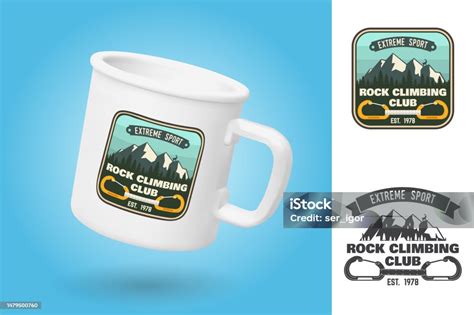 흰색 캠핑 컵 샘플 디자인이 있는 현실적인 머그 모형 템플릿입니다 암벽 등반 클럽 배지 벡터 볼트 염소 및 산을 위한 직선 게이트 잠금 카라비너가 있는 빈티지 타이포그래피