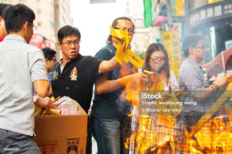 중국 전통 종교 관습 중위안 퍼듀 중국 유령 축제 신자들 불타는 종이 돈 Hungry Ghost Festival에 대한 스톡