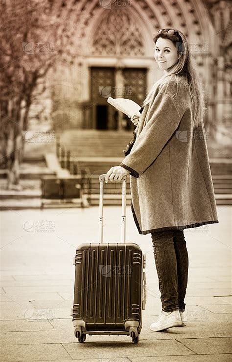 在城市里行走的旅行女子