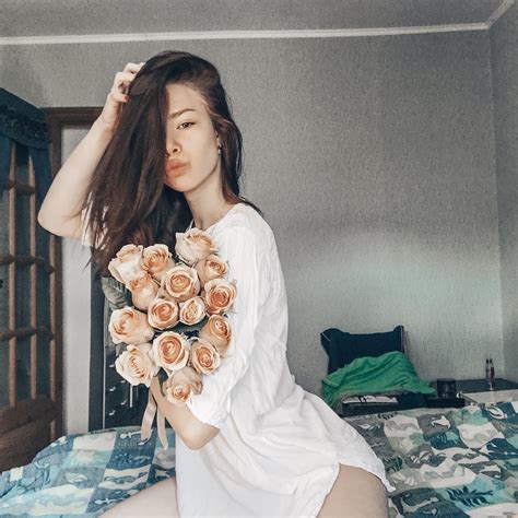 Девушка с розами Букет цветов девушка Позы моделей Идеи для фото