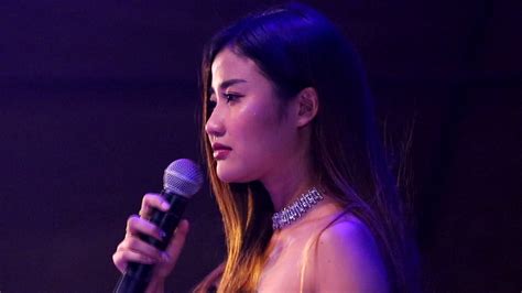 เ พ ล ง ห นึ่ ง ๆ มั ก จ ะ ซ่ อ น ใ ค ร ไ ว้ เ ส ม อ เ พ ล ง ห นึ่ ง