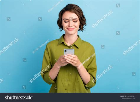 2 450 Stylish Young Trendy Woman Typing Message On Cellphone Images