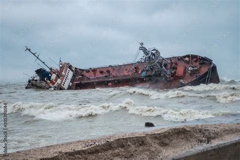An Abandoned Tanker Loaded With Oil Is Threatening A Major