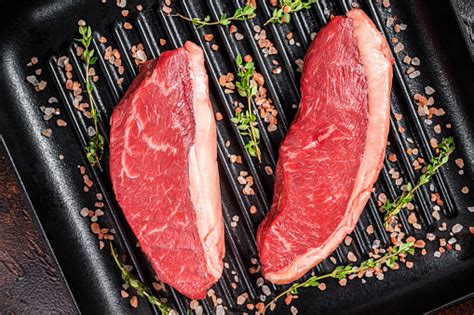 등심 스테이크 또는 브라질 Picanha 그릴 프라이팬에 생 대리석 쇠고기 고기 어두운 배경 상위 뷰 0명에 대한 스톡 사진 및 기타 이미지 Istock