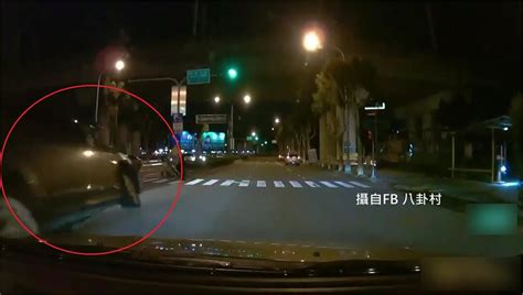 兩車擦撞翹孤輪飛出落地 網歪樓被霸王硬上弓了