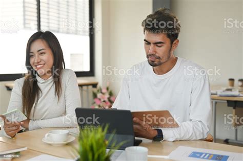 프로젝트 작업에 대한 회의를 하는 창의적인 남성과 여성 그래픽 디자이너에 대한 스톡 사진 및 기타 이미지 그래픽 디자이너 남자 사업가 태블릿 Istock