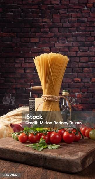 이탈리아 파스타 스파게티는 정슬 문자열 토마토 올리브 오일 치즈 및 향신료와 함께 소박한 나무에 묶여 선택적 초점 0명에 대한 스톡 사진 및 기타 이미지 Istock