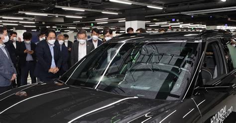 전기차 무선충전하고 스마트폰으로 도어록 연다정부 규제개선 착수