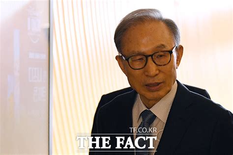 이명박 사면 후 두번째 공식 행보는 연극 관람 [tf포착] 포토 기사 더팩트