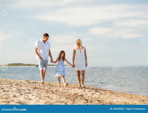 Familia Feliz En La Playa Foto De Archivo Imagen De Cabrito