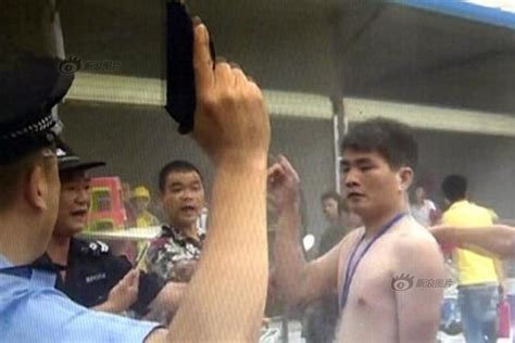 菜市场股东纠纷引冲突 民警拔枪制止新浪图片