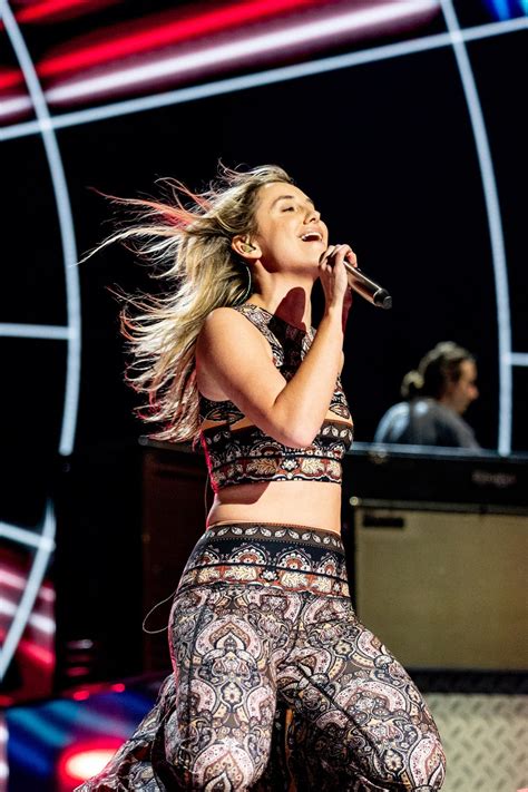 Lainey Wilson Teases Hot ACM Awards Performance A Side That I Don T