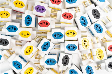 白い背景にカラフルなマルチプラグ電源アダプター つながりのストックフォトや画像を多数ご用意 つながり ねじれた インターネット