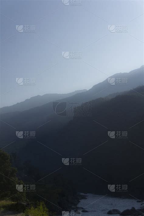 绿色喜马拉雅山上的晨雾