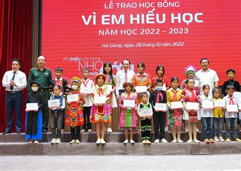 Tổng kết năm và trao tặng học bổng năm thứ Chương trình Vì em hiếu học