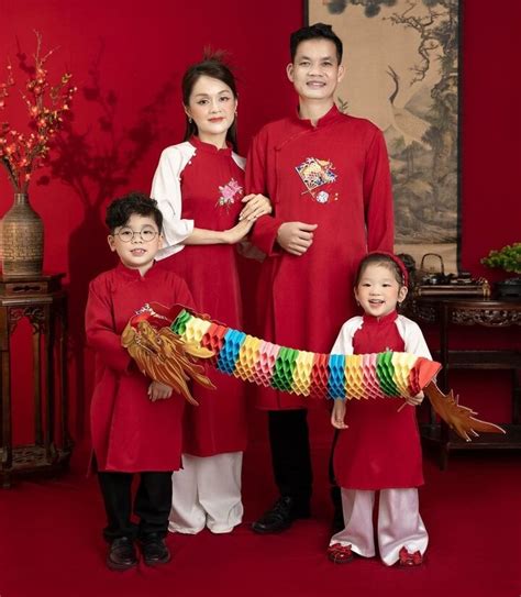 Giới Trẻ đua Nhau Chụp ảnh Tết Với Rồng Giấy