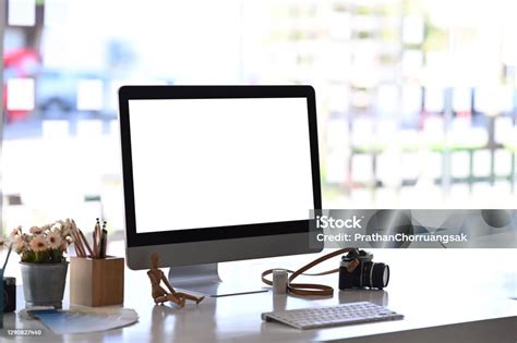 사무실의 창 근처 흰색 테이블에 모형 빈 화면 데스크톱 컴퓨터와 장식 제품 몽타주에 대한 빈 화면 0명에 대한 스톡 사진 및