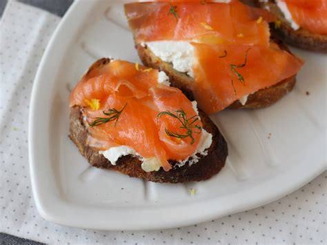 Receita de tostas de queijo de cabra e salmão fumado