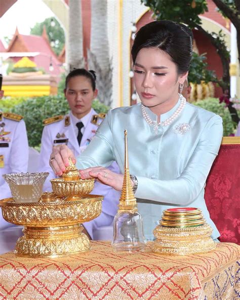 Khaosod ในหลวง โปรดเกล้าฯ คุณหญิงชยุตรา วชิรพัทธโสภา เป็นผู้แทนพระองค์ ไปในพิธีสมโภช พระ