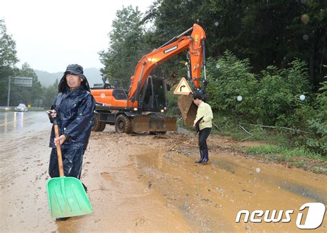 산사태 현장 점검하는 김한근 강릉시장 뉴스1