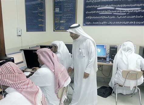 معلمون يؤدون اختبار اللغة اليوم