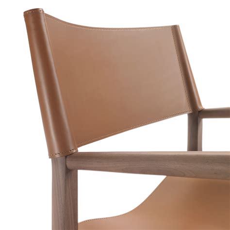 Maison Marie Claire Korea 메종 광고 우아함과 실용성이 조화를 이루는 루치노 폴딩체어는 손으로 직접 가공하고 마감한 목재로 제작되었습니다 특히