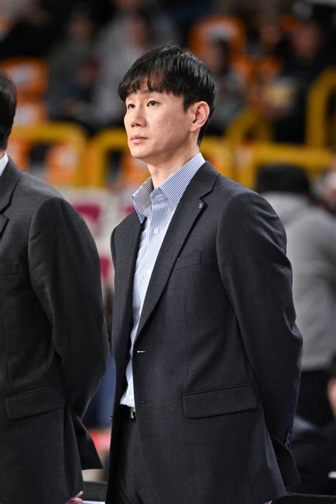 Wkbl 신한은행 구나단 감독 건강 문제로 물러나이시준 감독 대행 체제 오피셜