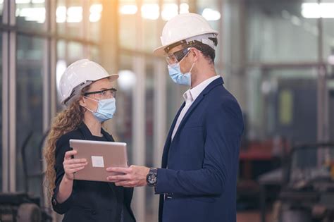 두 기계공의 초상화는 산업 공장의 유리 벽 앞에 태블릿과 안전 헬멧을 들고 서있다 2명에 대한 스톡 사진 및 기타 이미지 2명 30 34세 개념 Istock