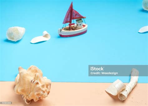 여름 개체 껍질의 세트 보트 산호 불가사리와 파스텔 베이 지와 파란색 배경에 모래 휴일 휴가 배경 막 제품 또는 콘텐츠 디자인의 디스플레이 대 한 공간을 복사 합니다 개인