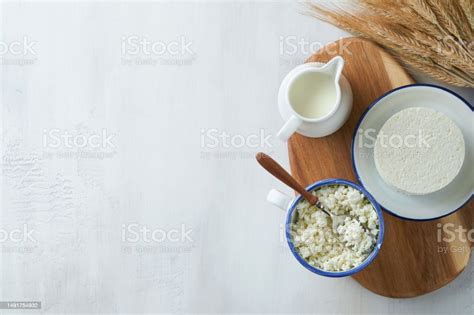 Shavuot 유대인 휴일 축하 코셔 신선한 유제품 우유와 치즈 잘 익은 밀 하얀 나무 배경에 크림 하얀 나무 배경 위에 유제품