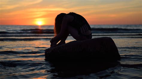 Wallpaper Girl Sit On Stone Sea Sunset Silhouette 2880x1800 Picture
