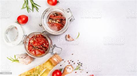 신선한 허브와 향신료를 곁들인 햇볕에 말린 토마토 가벼운 배경에 맛있는 간식 최고 보기 긴 배너 형식입니다 텍스트 공간 가뭄에