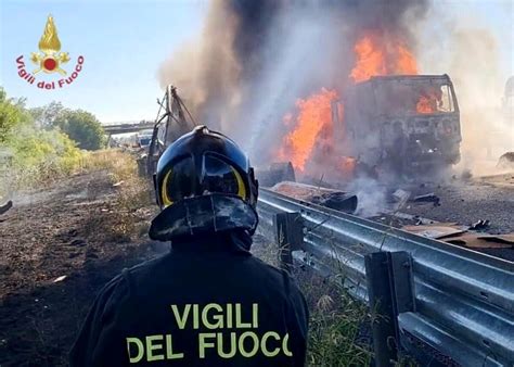 Incidente A Casteggio Lungavilla Luglio Tragico Schianto Tra Tir Sull Autostrada