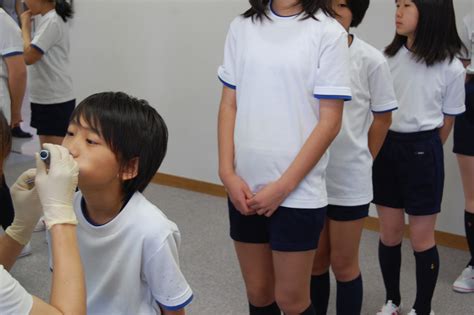 【根拠は⁉】横浜市の小学校、女児の健康診断で上半身裸は必要なのか？ レンレンのとりざた速報
