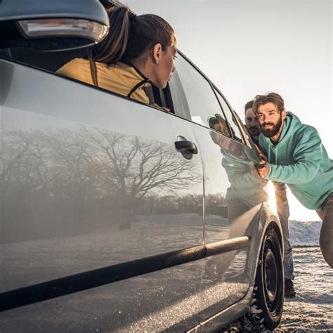 Es buena idea empujar un coche que se ha quedado sin batería para