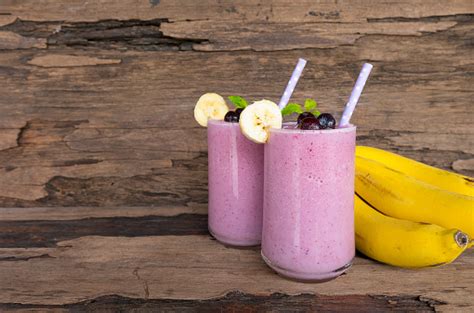 블루 베리 믹스 바나나 스무디 보라색 다채로운 과일 주스 밀크 셰이크 혼합 음료 건강한 고단백 맛 맛 유리 음료 에피소드 아침에 나무 배경에 0명에 대한 스톡 사진 및 기타