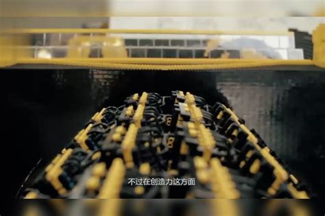 牛人用乐高拼了一辆汽车，恶作剧朋友，网友：看到朋友表情我笑了