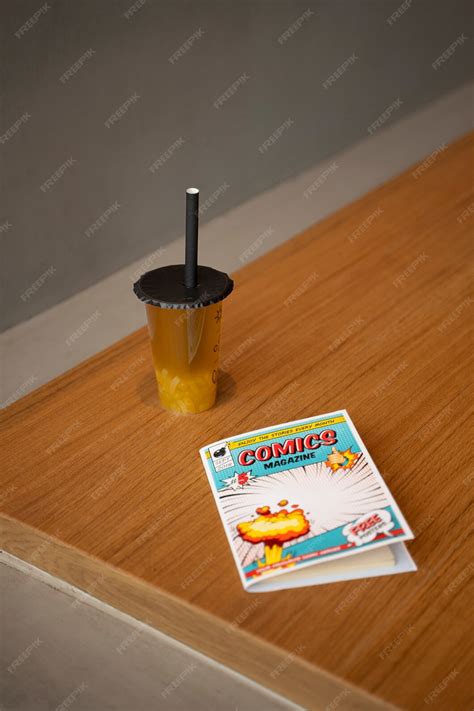 Magazine De Bandes Dessinées Et Arrangement De Tasses Photo Gratuite