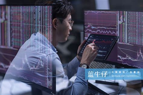 金融分析师在公司加班 蓝牛仔影像 中国原创广告影像素材