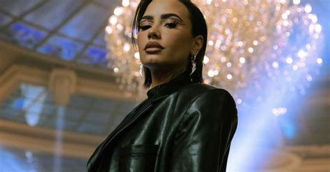 Demi Lovato enfrenta assassino de Pânico em novo clipe