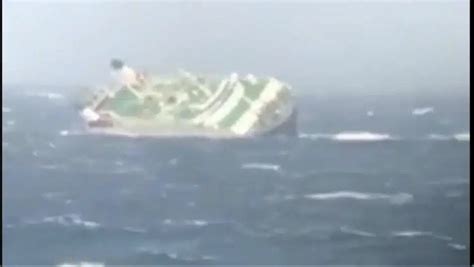 ΕΚΤΑΚΤΟ Πλοίο με 30 άτομα πλήρωμα βυθίστηκε μέσα στη θάλασσα Συγκλονιστικές εικόνες